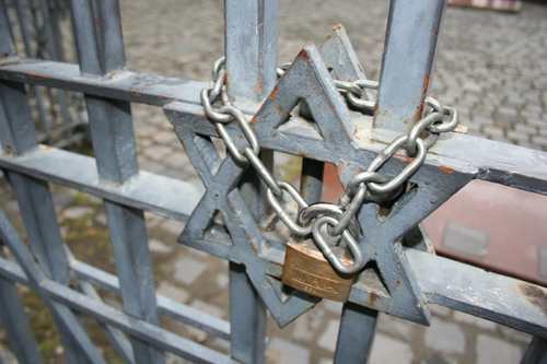 Rock, Paper, Scissors, Synagogue